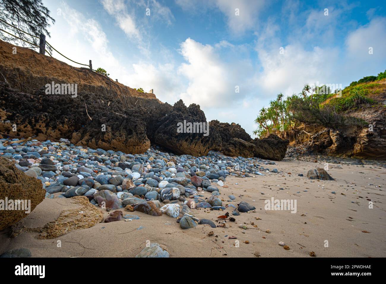 The island where the lighthouse is located There is an unusual rock ...