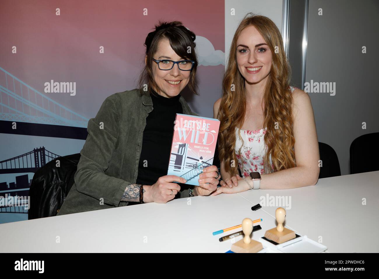 Nicole Böhm und Anabelle Stehl bei der Signierstunde ihres Buches "Let ...