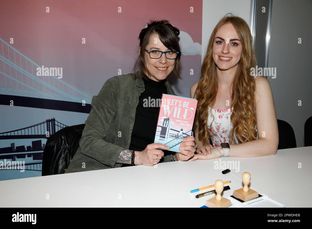 Nicole Böhm und Anabelle Stehl bei der Signierstunde ihres Buches "Let ...