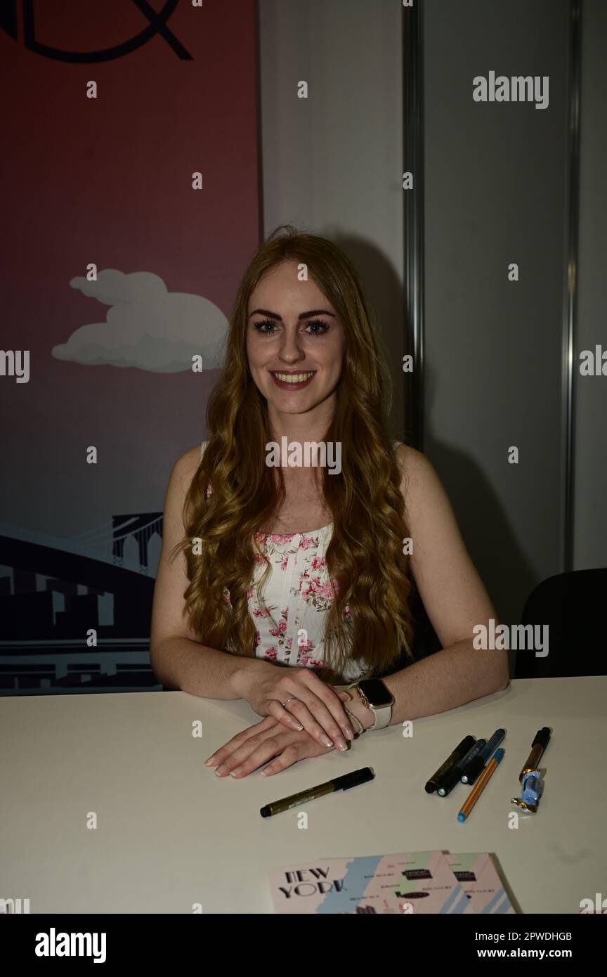 Anabelle Stehl bei der Signierstunde ihres Buches "Let's be wild" am ...