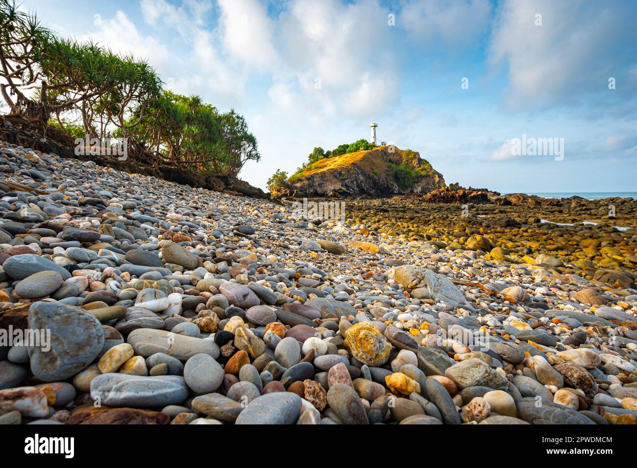 The island where the lighthouse is located There is an unusual rock ...
