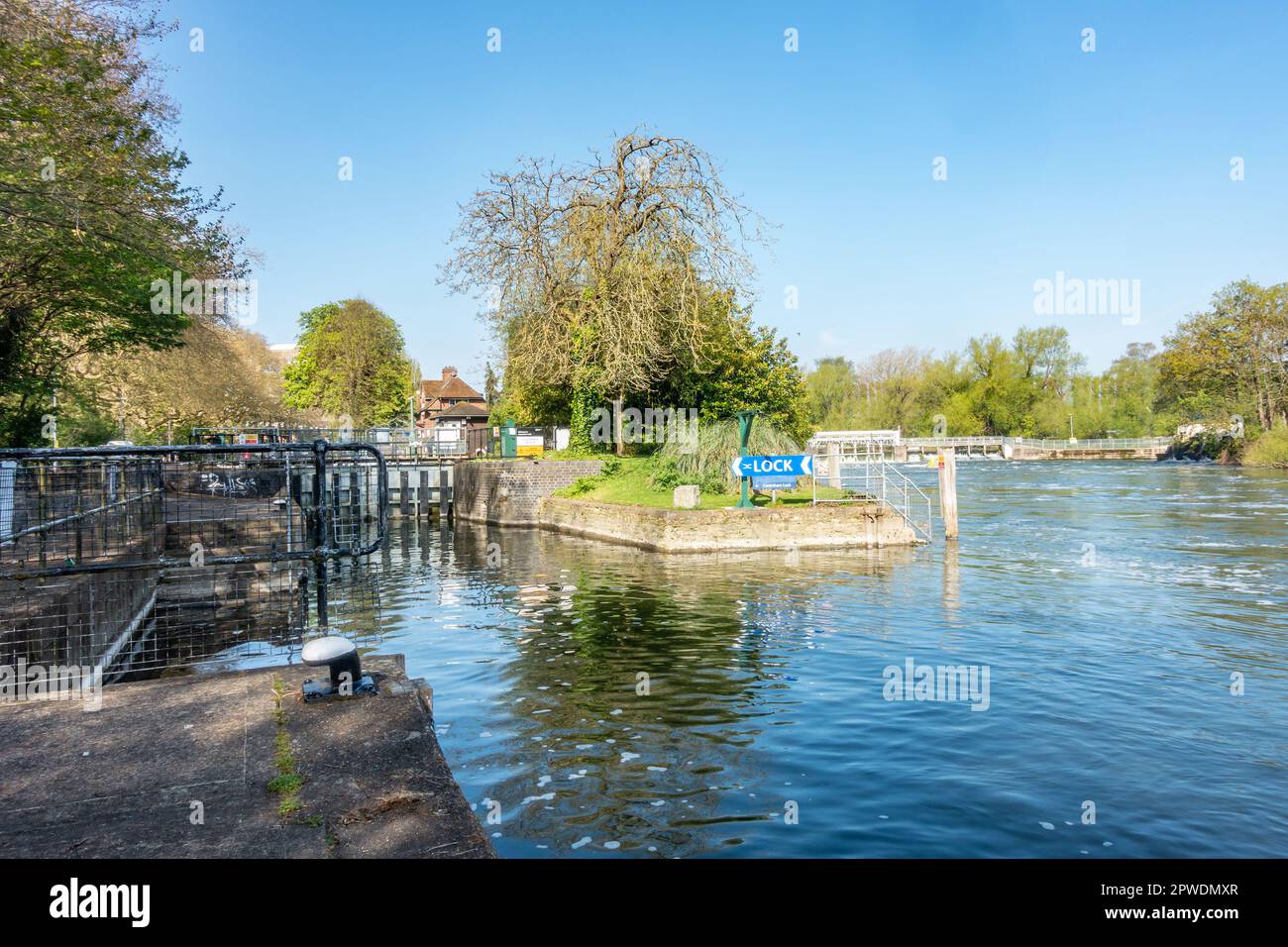 Caversham Lock and weir on The River Thames at Reading in Berkshire, UK ...
