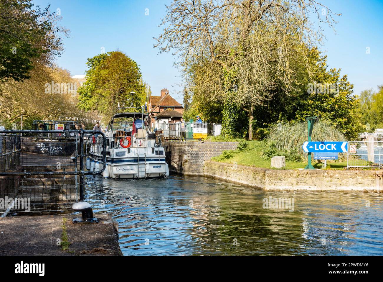 Peaceful river thames scene hi-res stock photography and images - Alamy