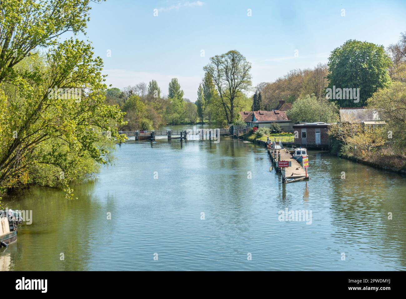 A view along The Right Thames at Reading in Berkshire, UK Stock Photo ...