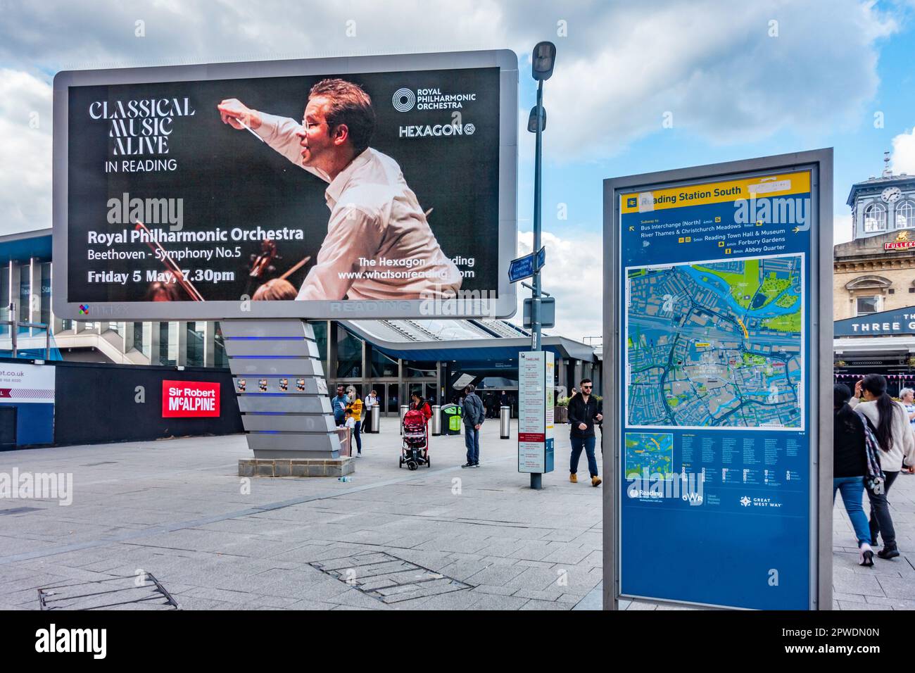 Digital electronic sign billboard hi-res stock photography and images ...