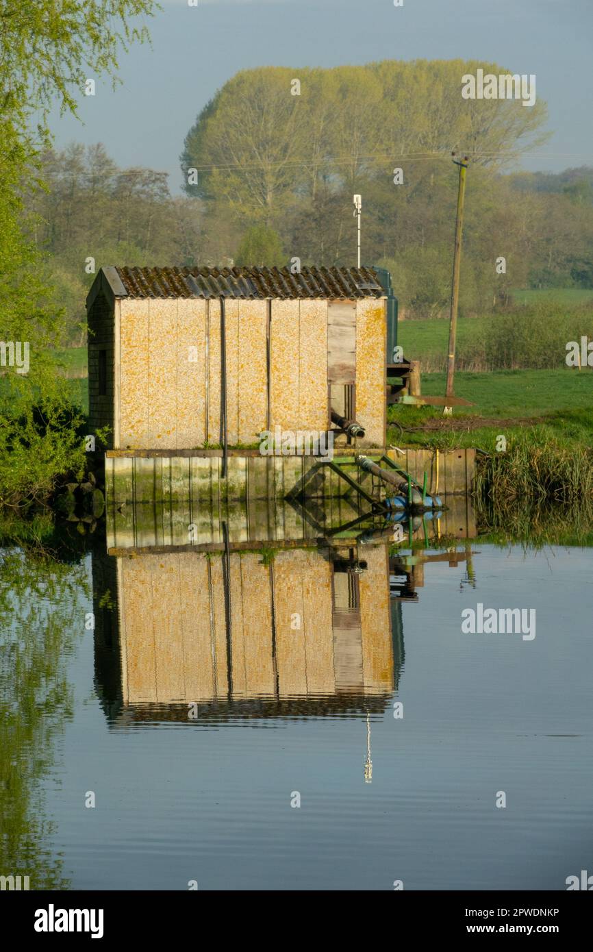 Agrecutural water abstraction from the River Yare Stock Photo - Alamy