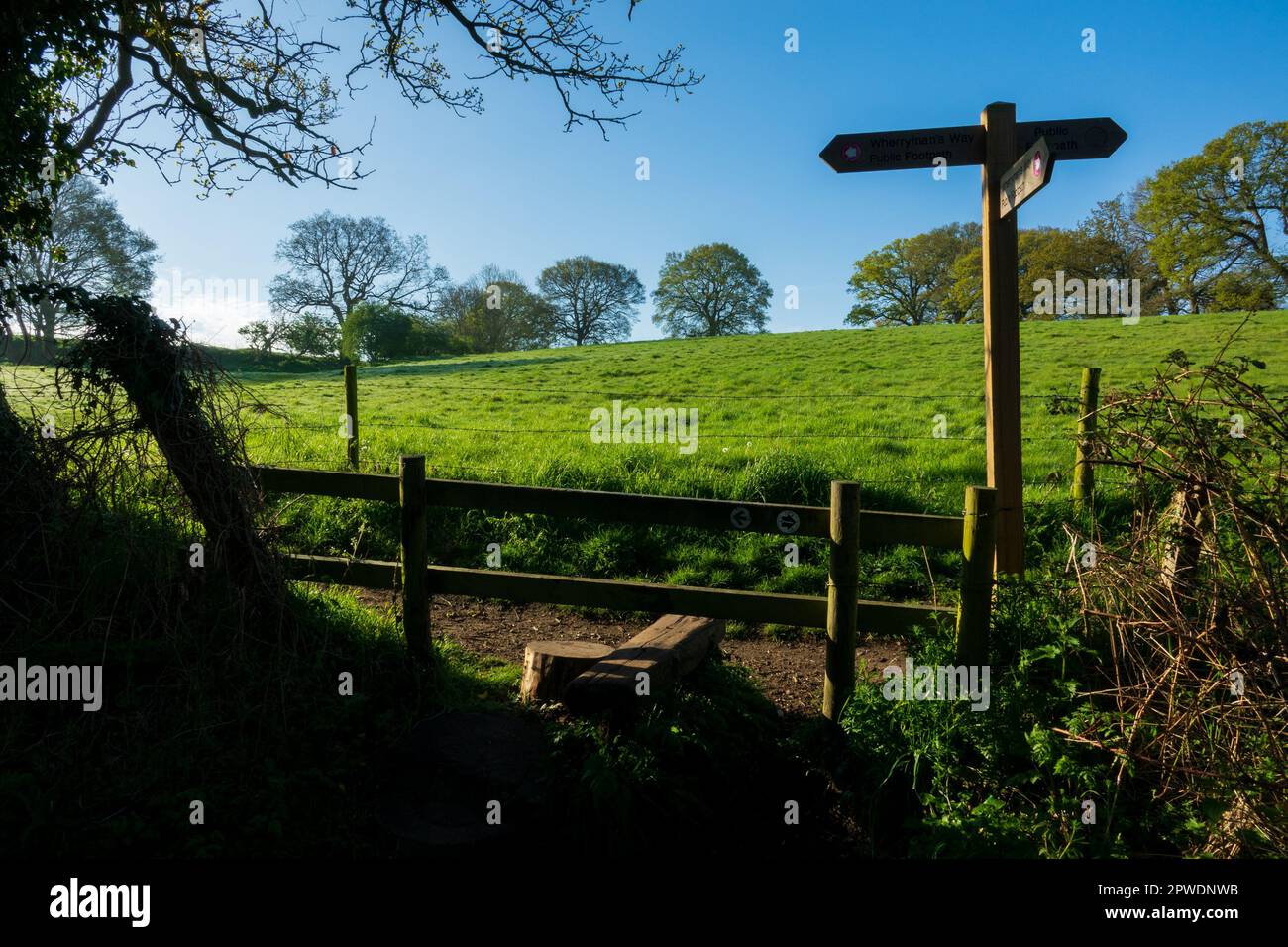 Footpath style hi-res stock photography and images - Alamy