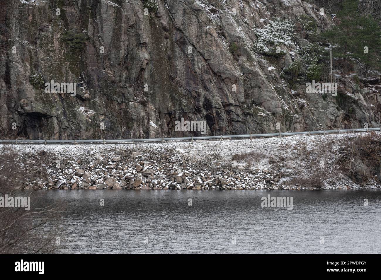Cliffside road hi-res stock photography and images - Alamy