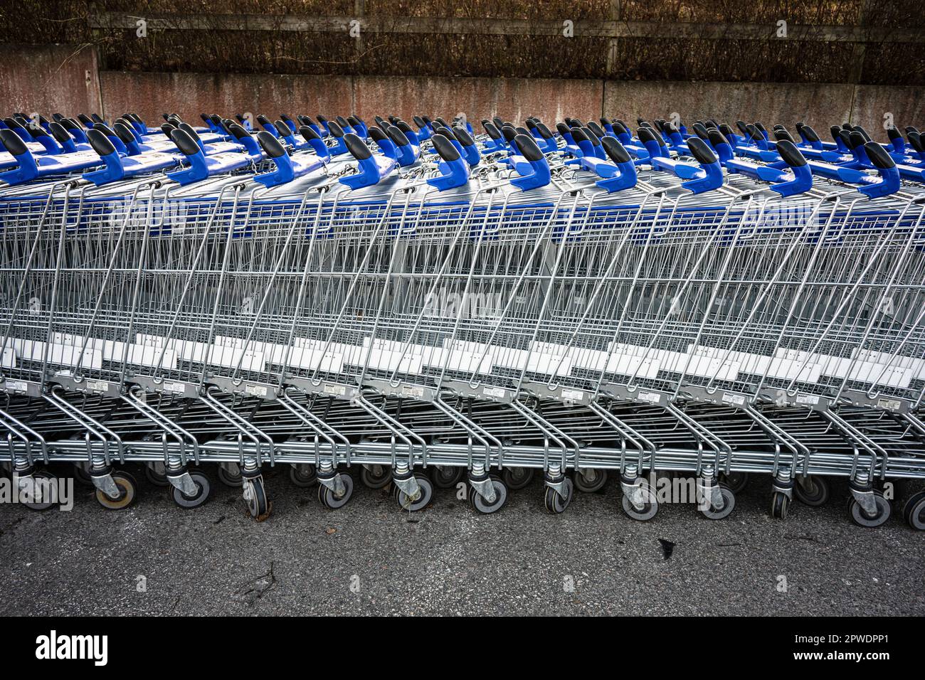 Empty carts waiting hi-res stock photography and images - Alamy