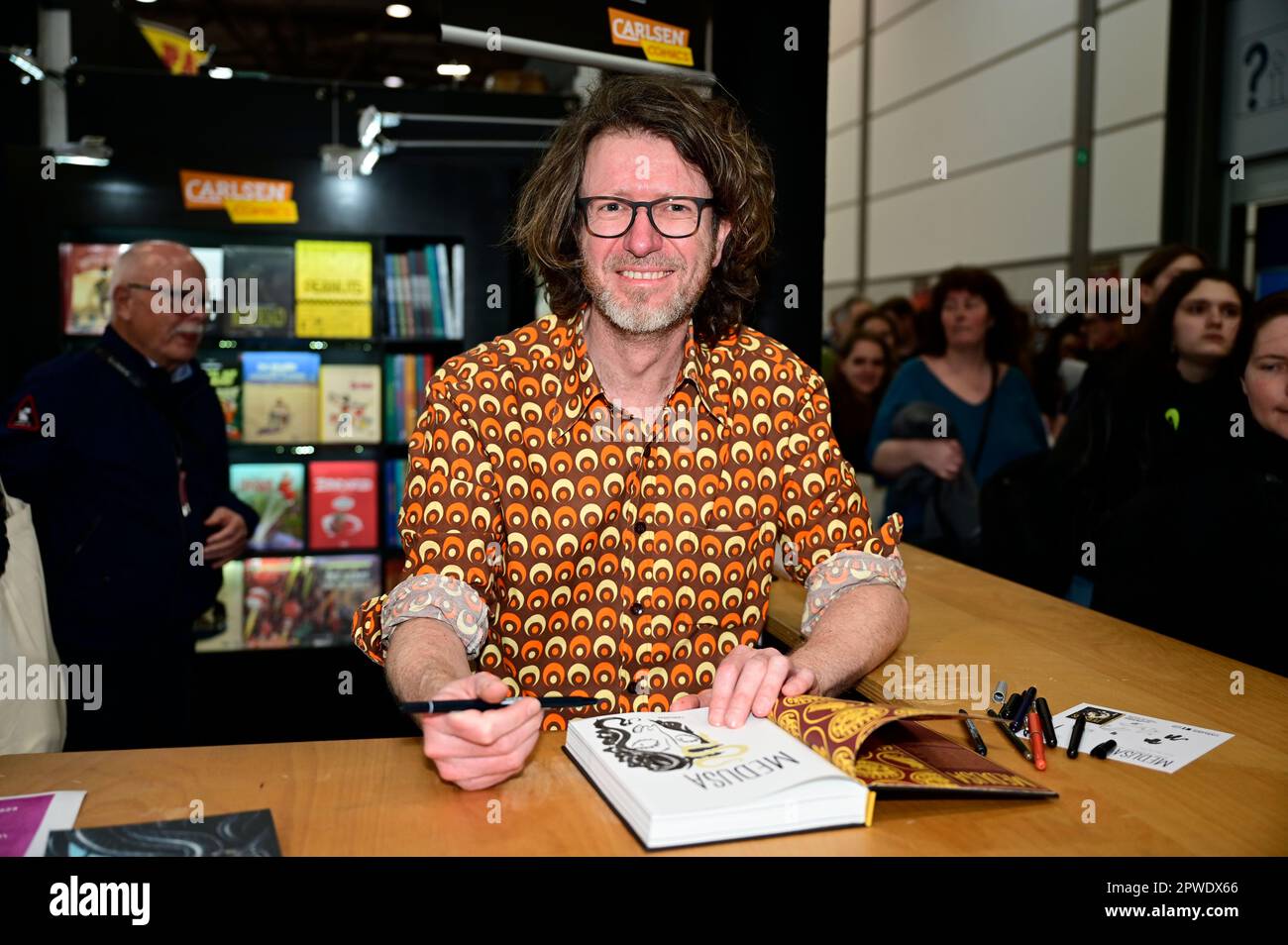 André Breinbauer signiert Medusa & Perseus / Carlsen Comics am Messestand des Lappan Verlag bei ...