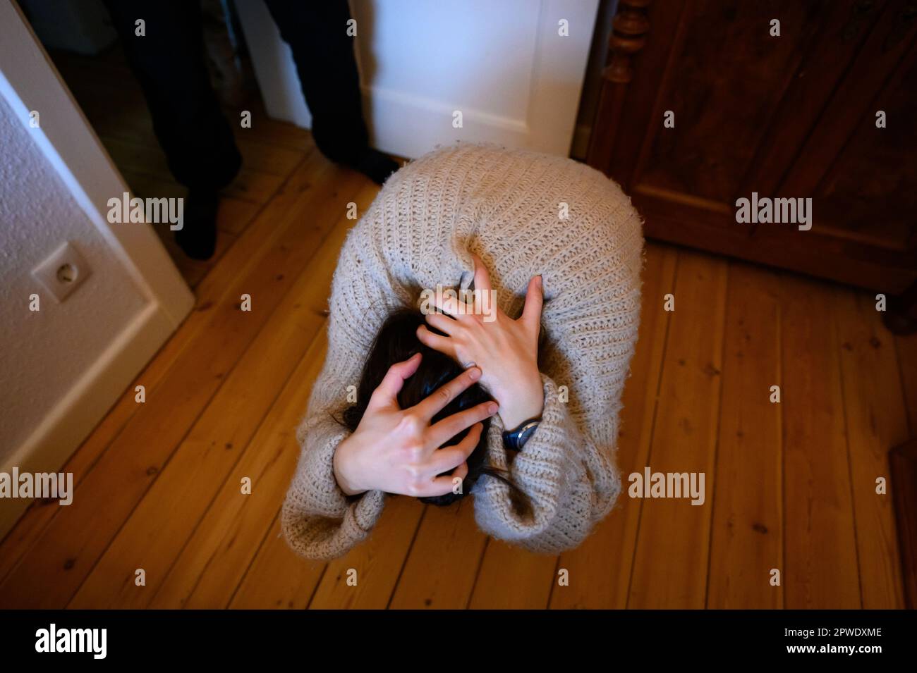 PRODUCTION - 18 February 2023, Hamburg: A man stands next to a woman ...