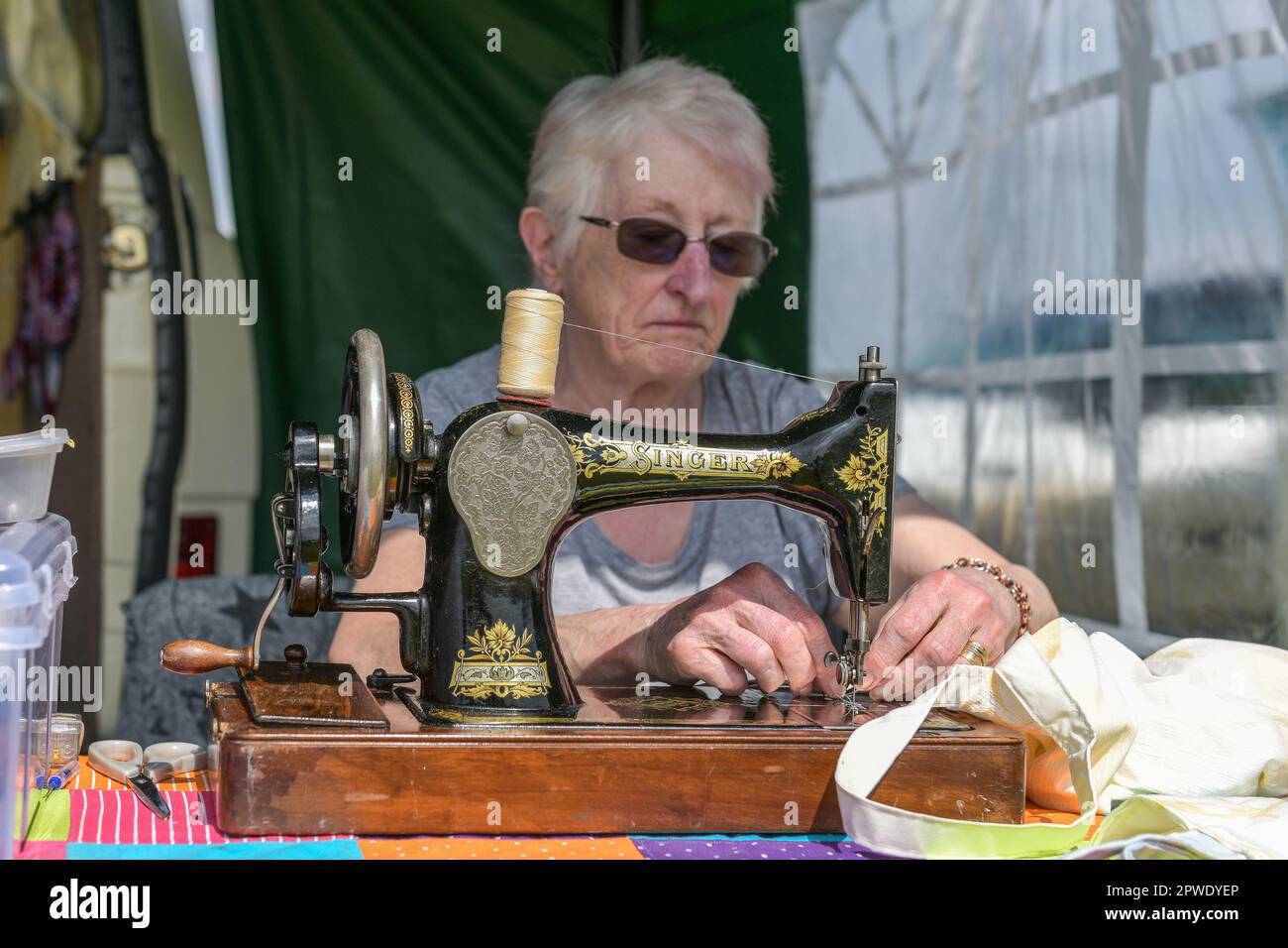 Working using sewing machine hi-res stock photography and images - Alamy