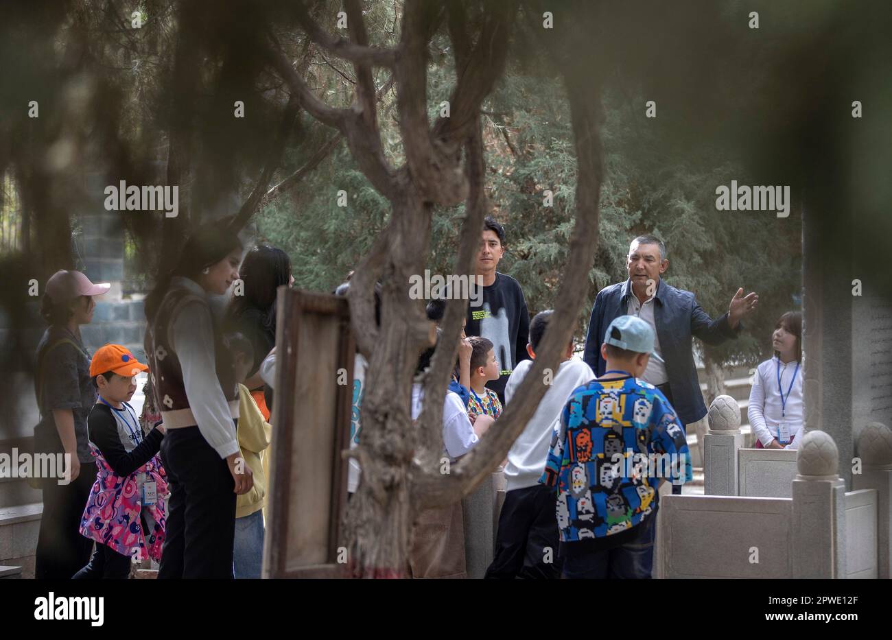 (230430) -- YECHENG, April 30, 2023 (Xinhua) -- Eniwar Emer (R, rear ...