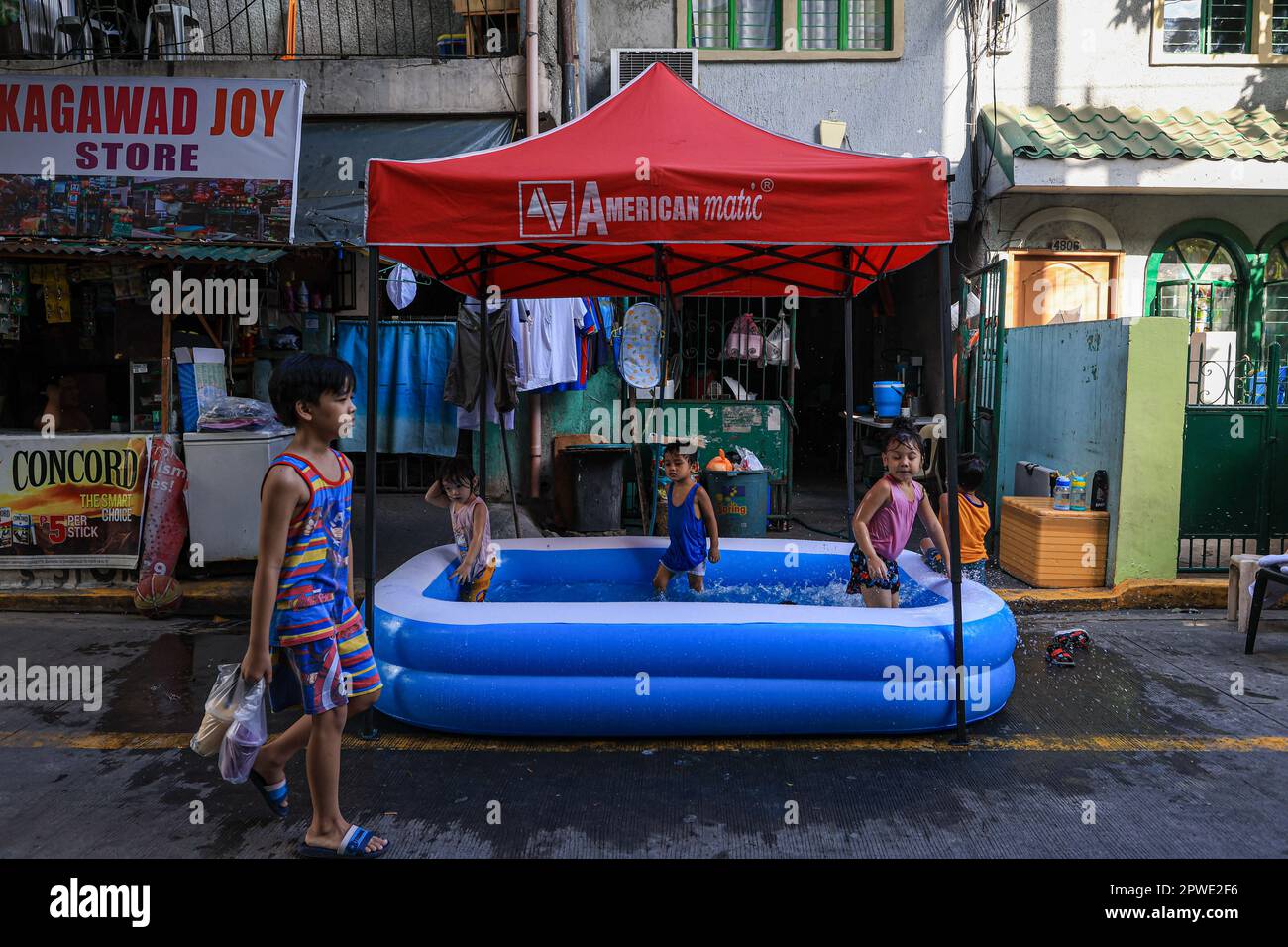 Kids playing in swimming pool hi-res stock photography and images - Alamy
