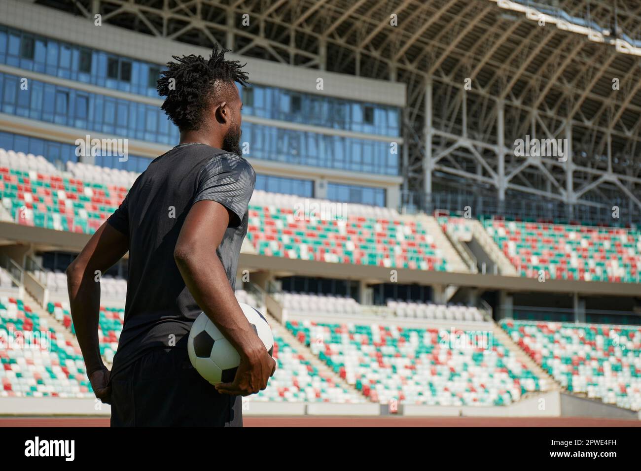 American footballer running hi-res stock photography and images - Alamy