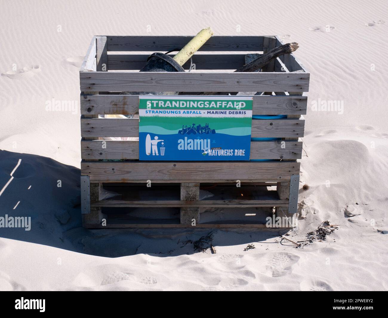 Beach rubbish bin hi-res stock photography and images - Alamy