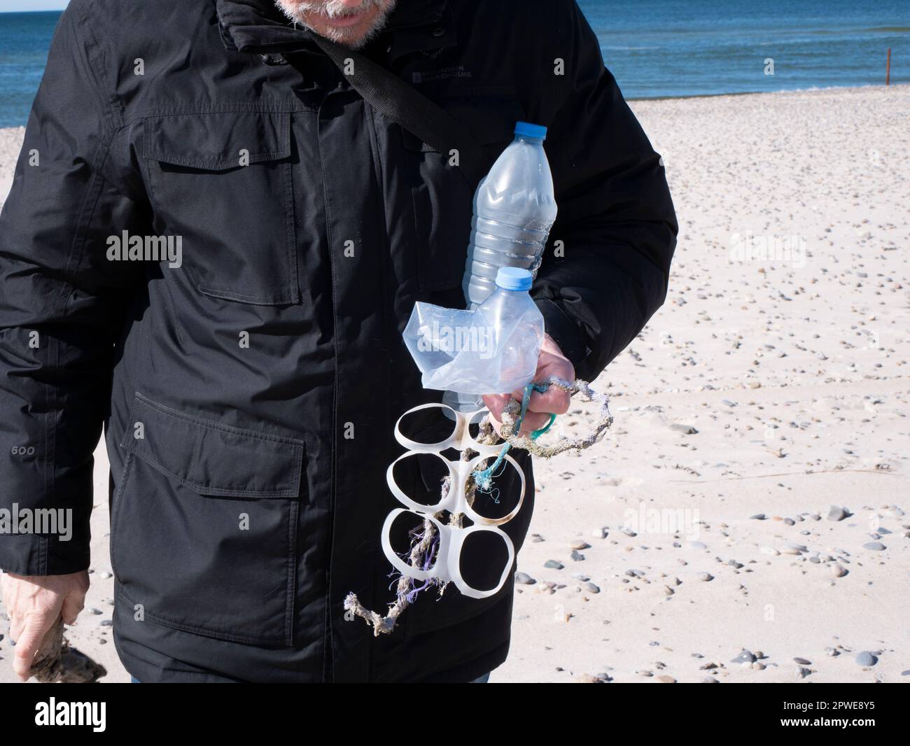 Person mit Plastikstrandmüll, person with plastic beach litter Stock ...