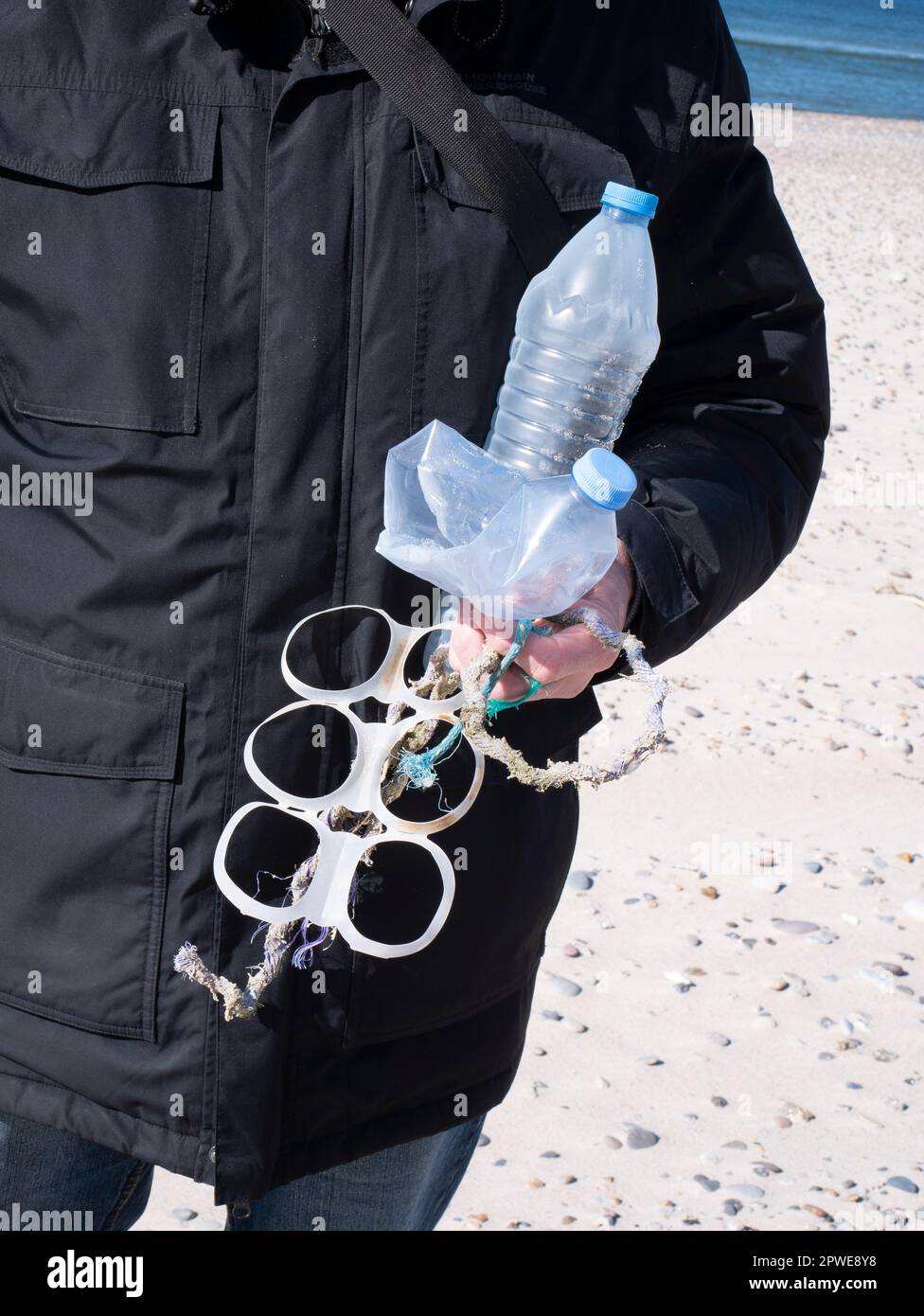 Person mit Plastikstrandmüll, person with plastic beach litter Stock ...