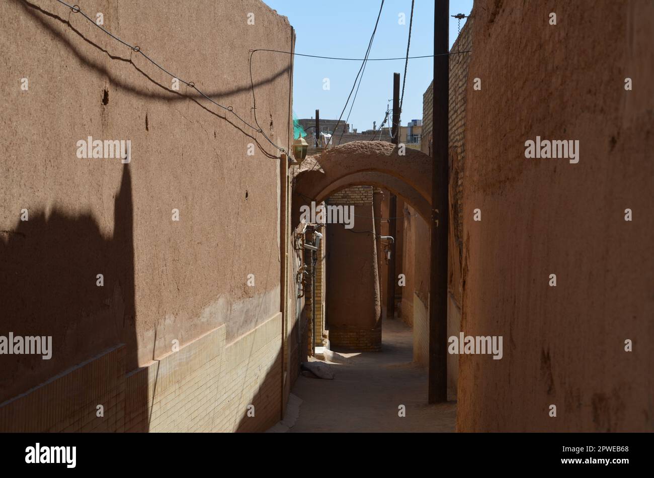 small path through the alleys of Yazd old town Stock Photo - Alamy