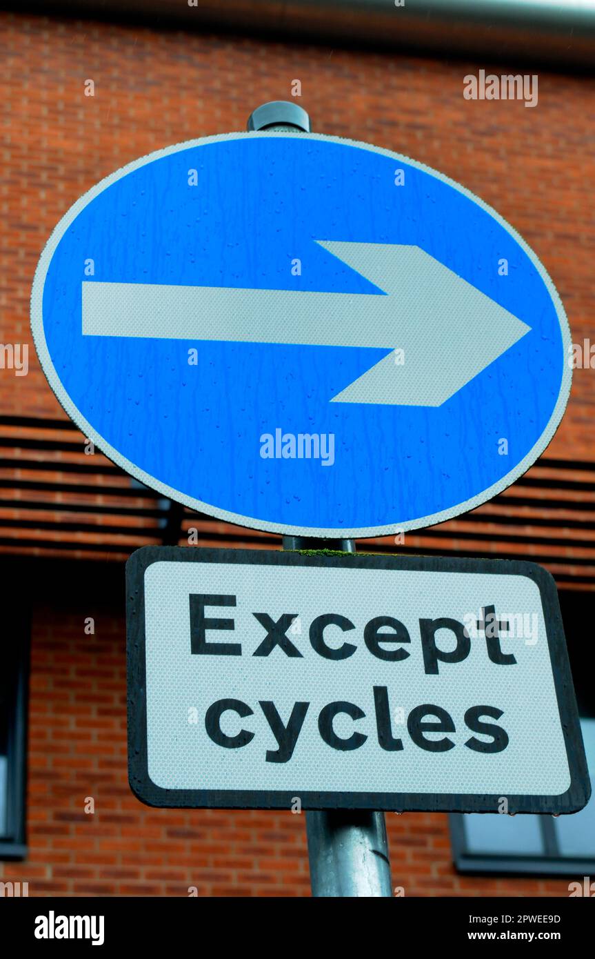 Cycles traffic sign hi-res stock photography and images - Alamy