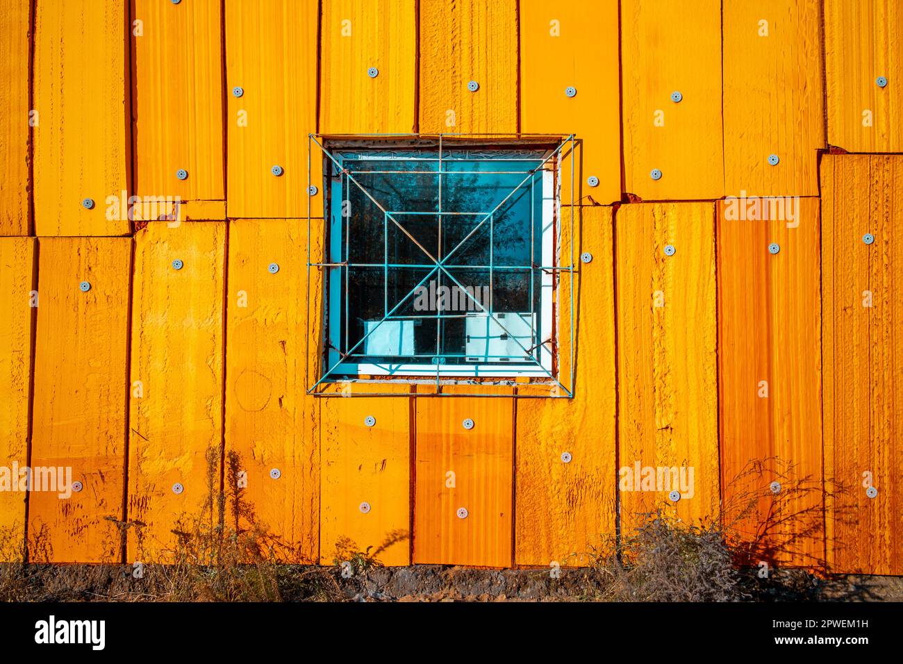 Yellow front side of a house in the city hi-res stock photography and ...