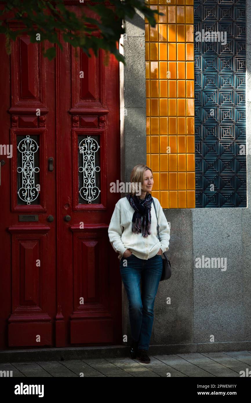 Vintage people waiting door hi-res stock photography and images - Alamy