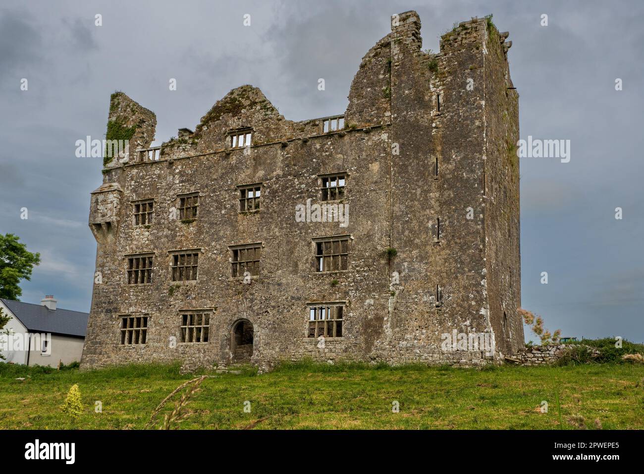 17th century irish castle hi-res stock photography and images - Alamy