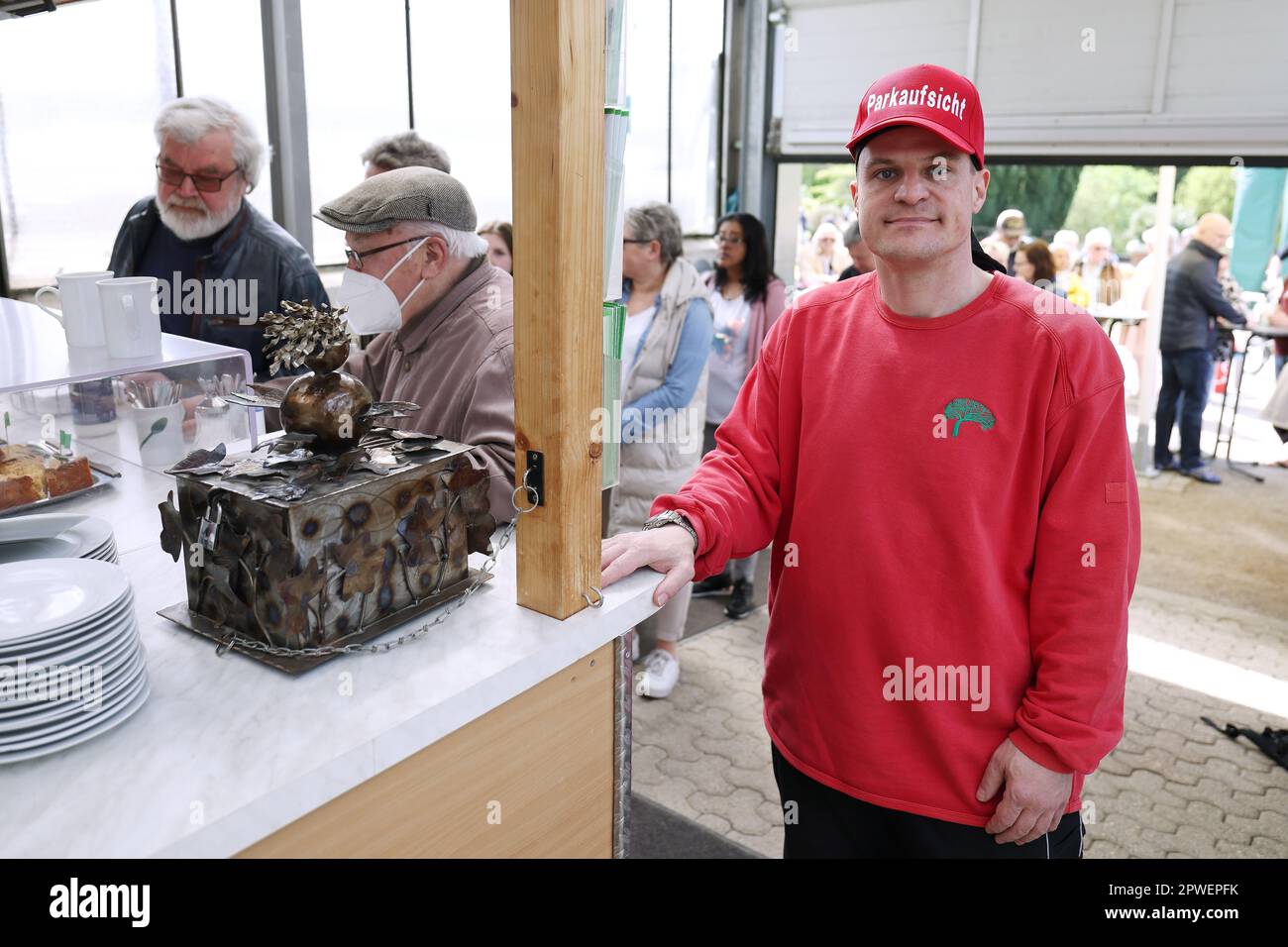 Solingen, Germany. 30th Apr, 2023. In the Solingen botanical garden Matthias Nitsche (red ...