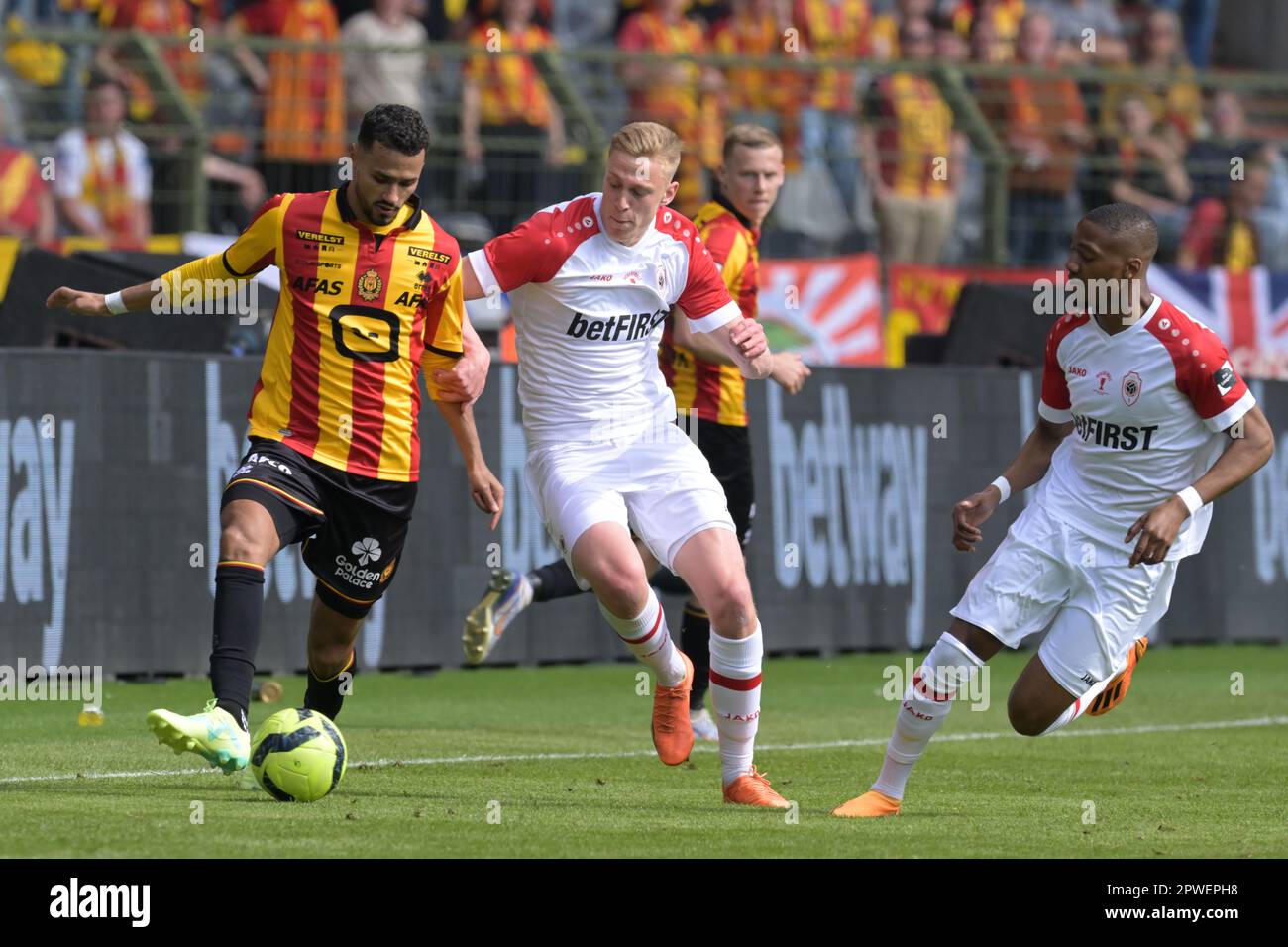 BRUSSELS - (lr), Boli Bolingoli Mbombo of KV Mechelen, Zeno van den ...