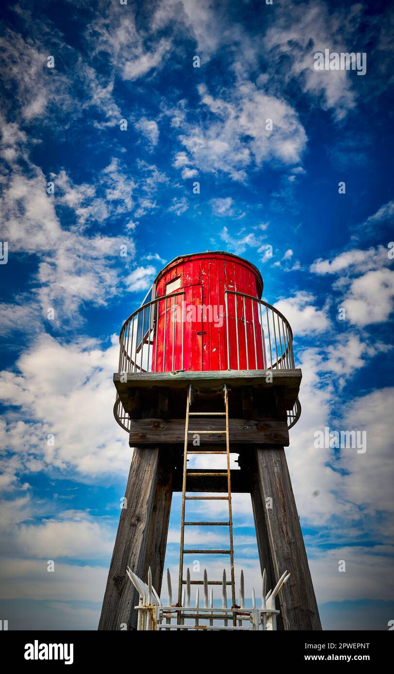 Light tower at entrance to Whitby harbour Stock Photo - Alamy