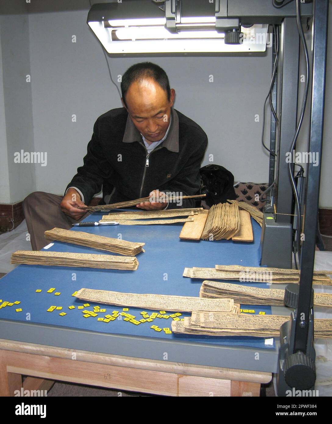 (230430) -- LHASA, April 30, 2023 (Xinhua) -- This file photo taken on ...