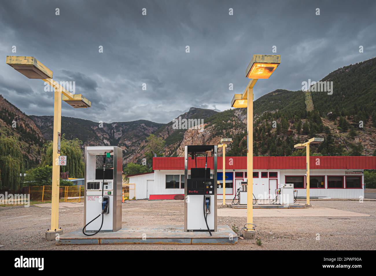 Rundown gas station hi-res stock photography and images - Alamy