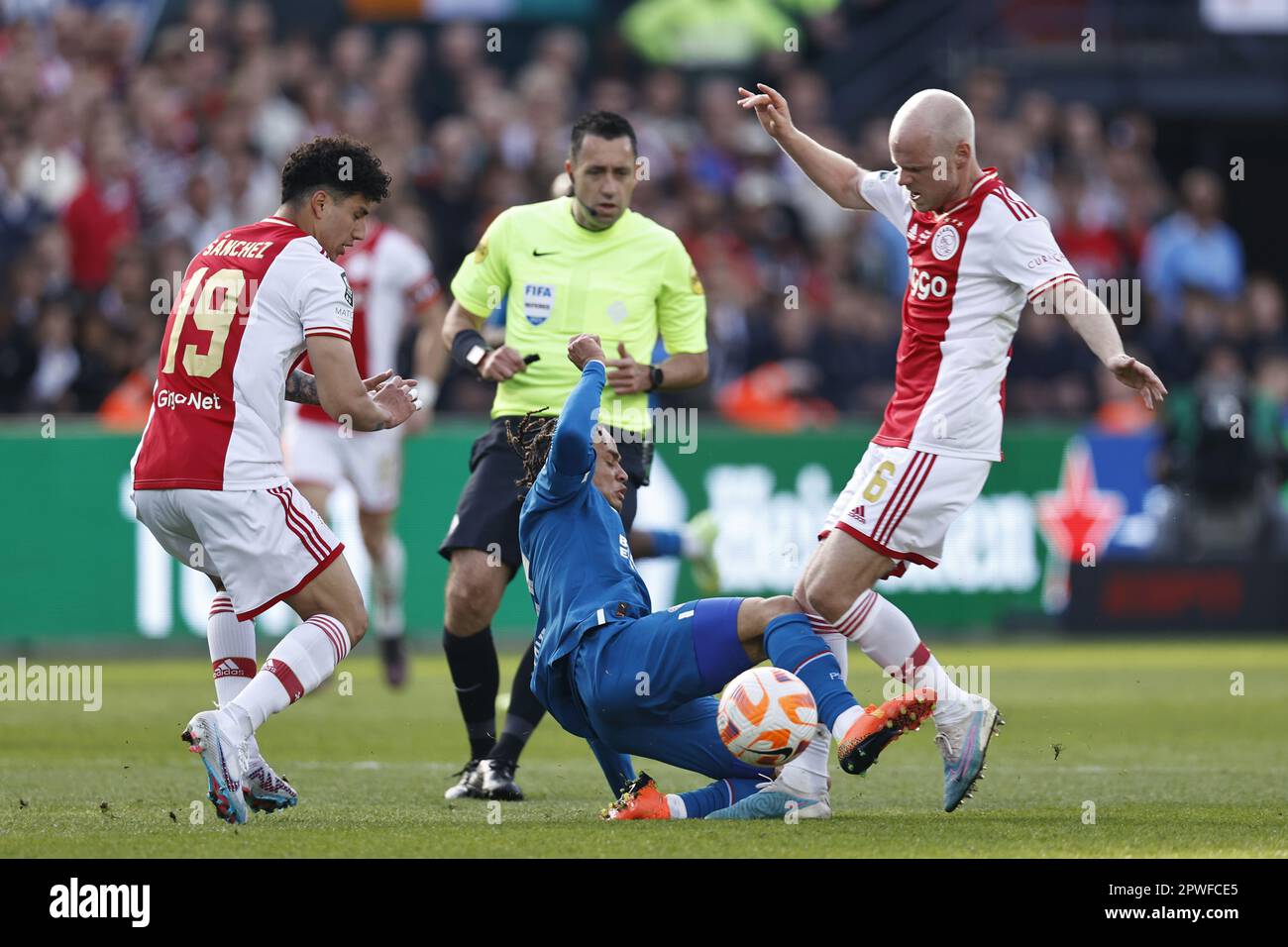 ROTTERDAM - (lr) Jorge Sanchez of Ajax, Xavi Simons of PSV Eindhoven ...