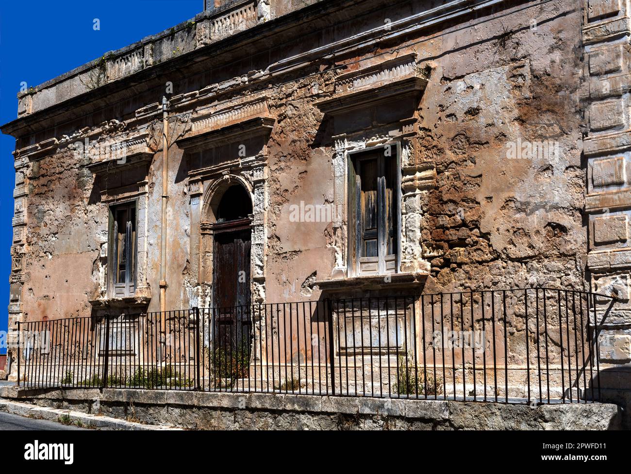 old abandoned and decaying one-storey house Stock Photo - Alamy
