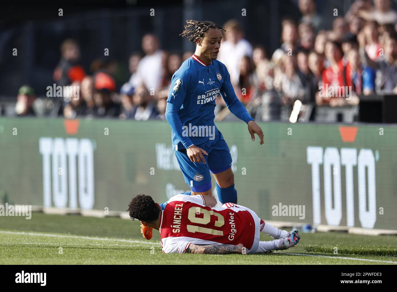 ROTTERDAM - (lr) Jorge Sanchez of Ajax, Xavi Simons of PSV Eindhoven ...