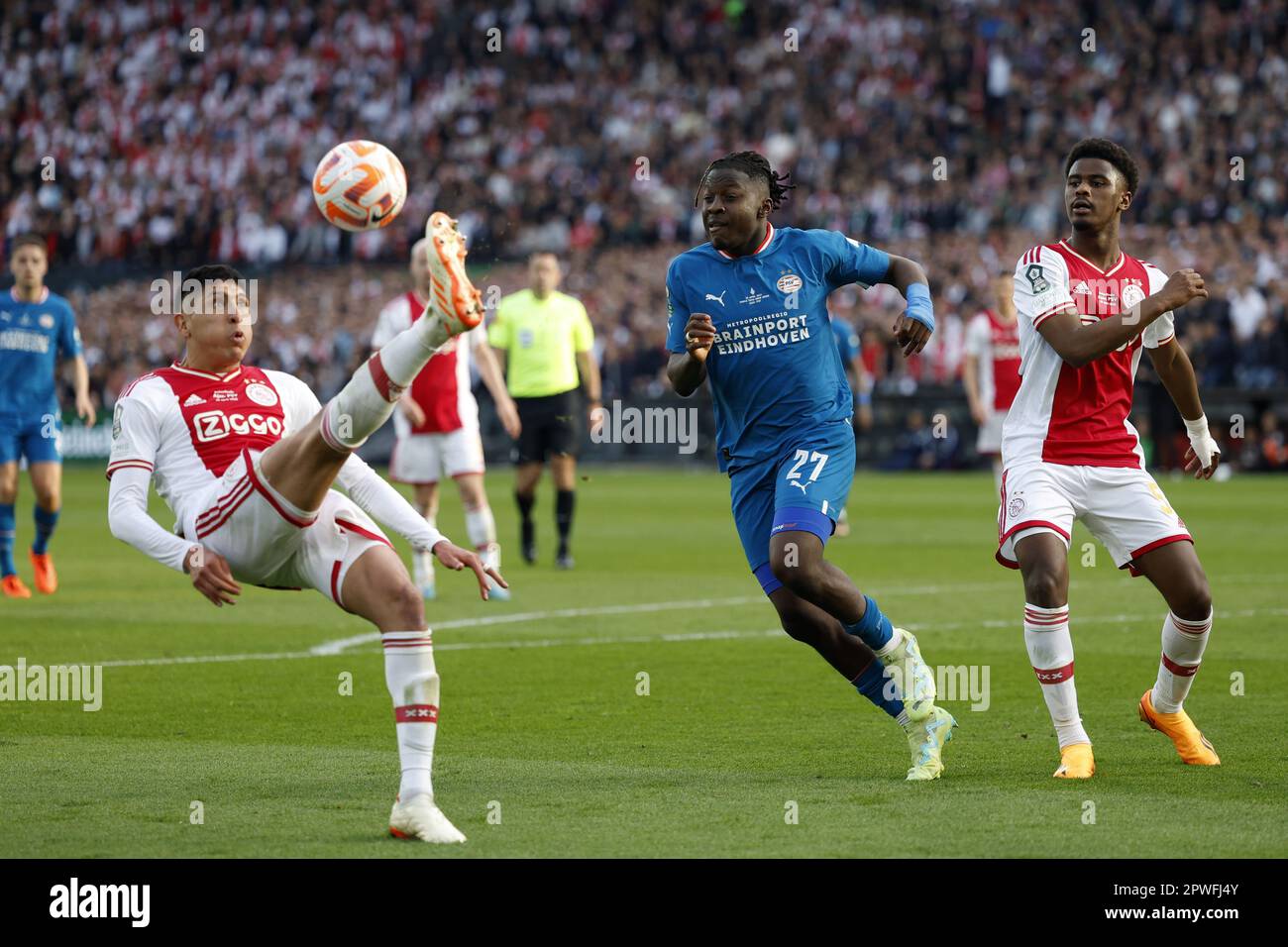 ROTTERDAM - (lr) Edson Alvarez of Ajax, Johan Bakayoko of PSV Eindhoven ...