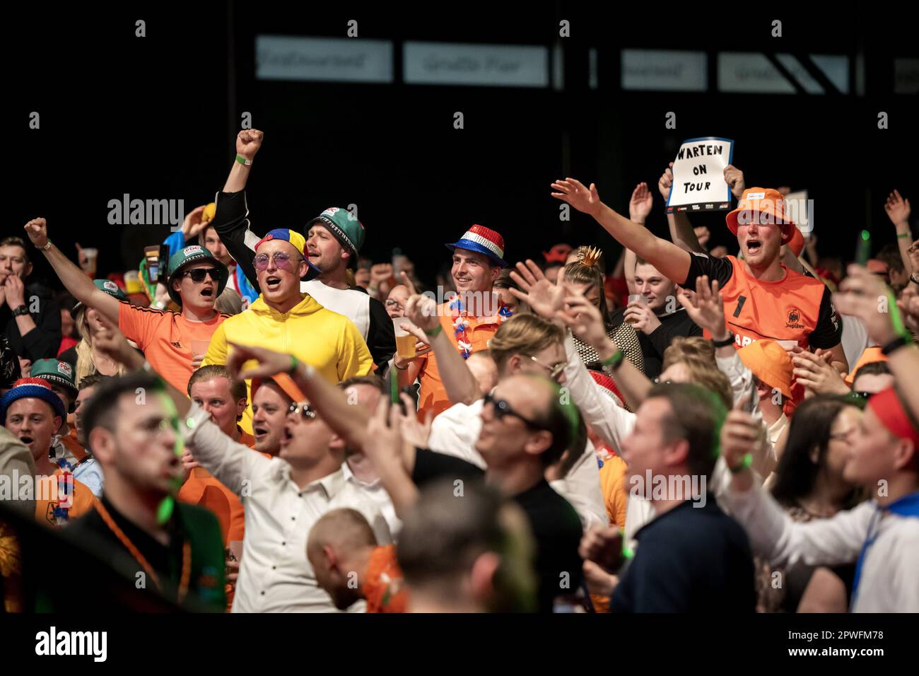 Darts crowd hi-res stock photography and images - Alamy