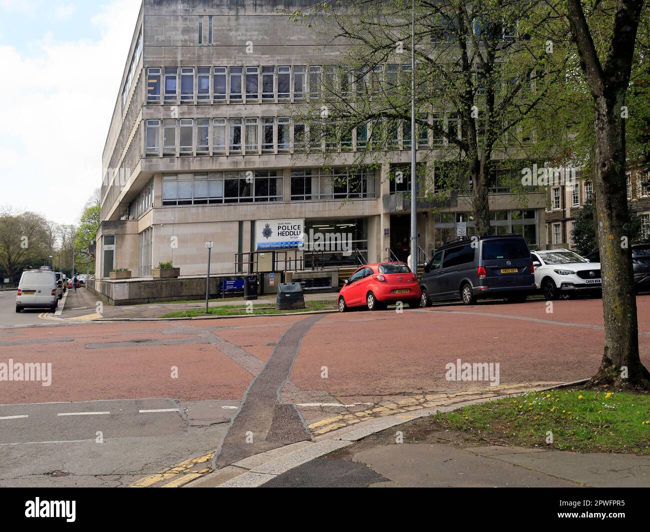 Heddlu de Cymru - South Wales police - Front entrance to the Central ...