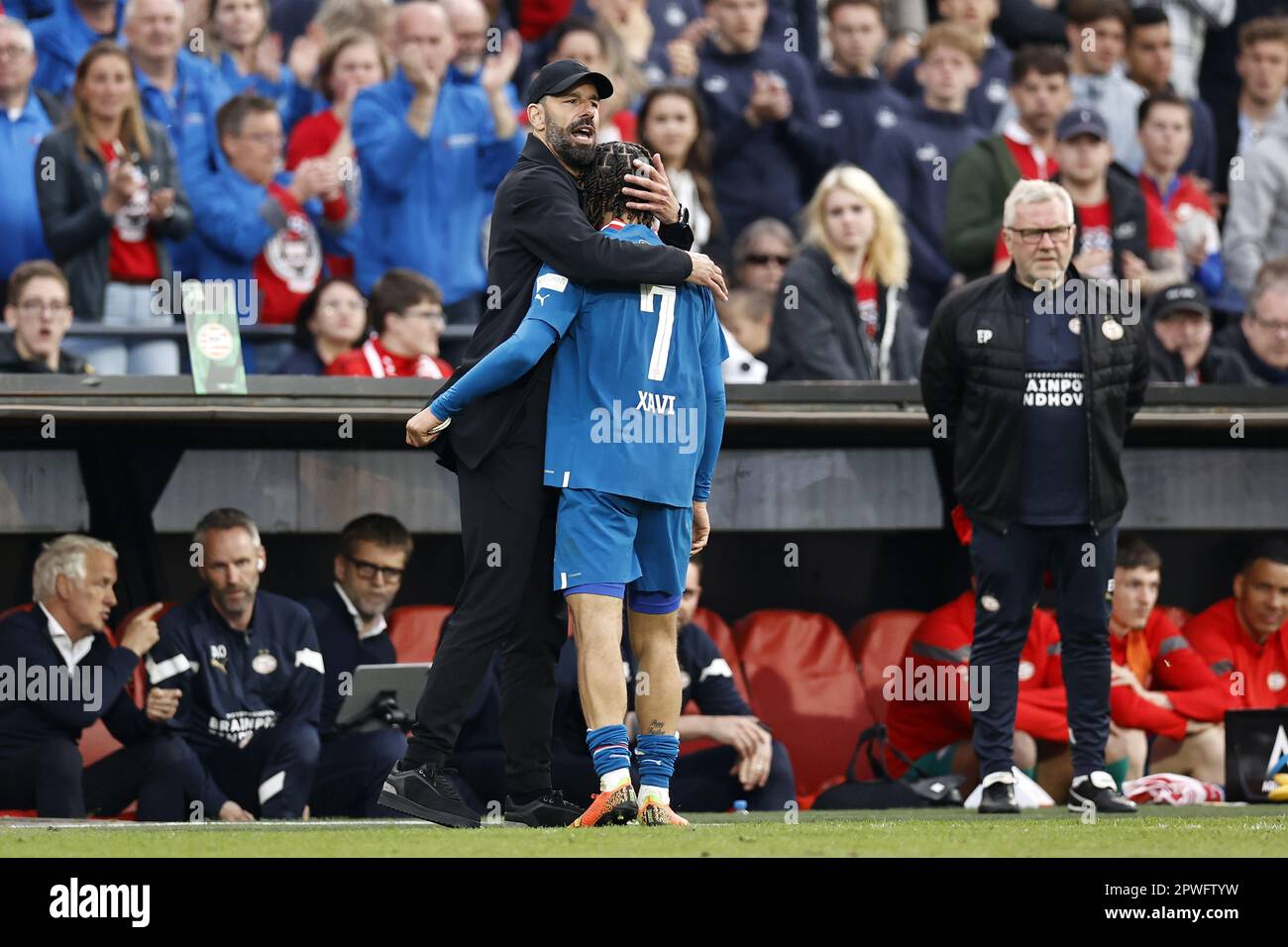 ROTTERDAM - (lr) PSV Eindhoven coach Ruud van Nistelrooij, Xavi Simons ...