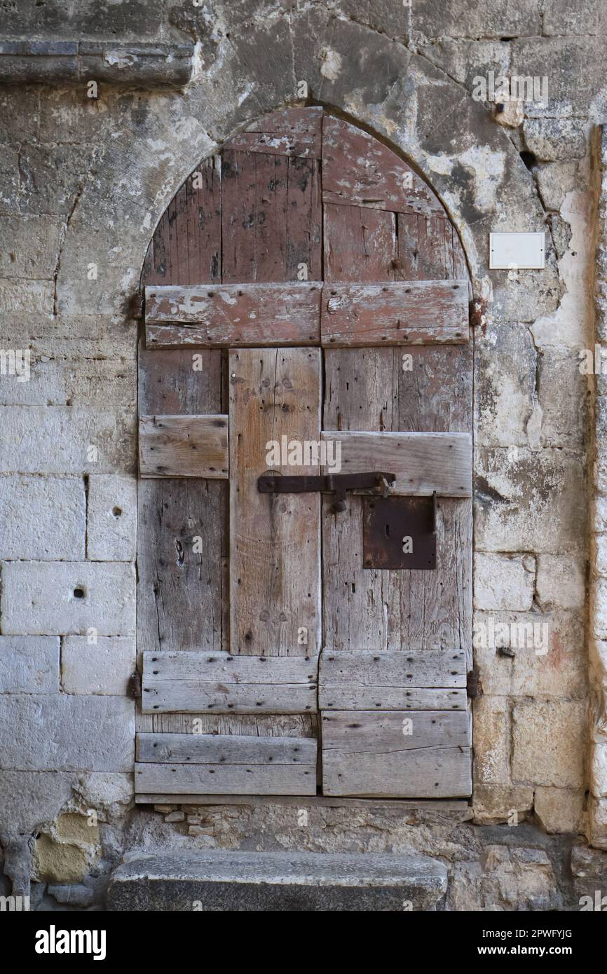 Ancient wood front door of a castle Stock Photo - Alamy