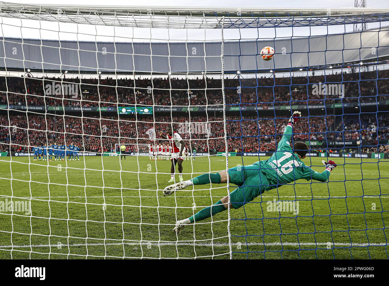 ROTTERDAM - (lr) Brian Brobbey of Ajax, PSV Eindhoven goalkeeper Joel ...