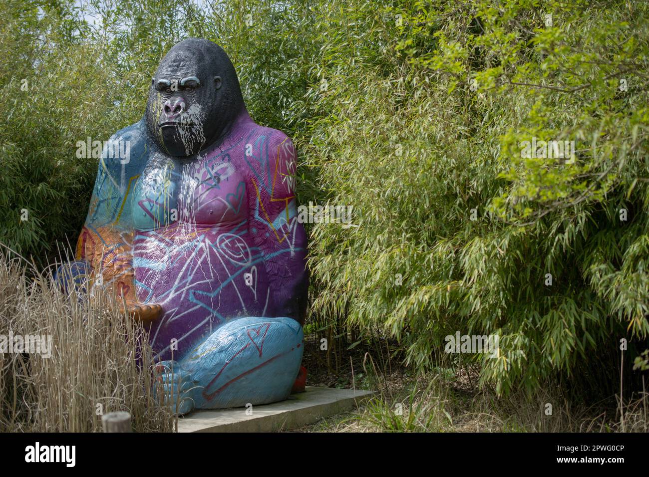 Big ape statue hi-res stock photography and images - Alamy