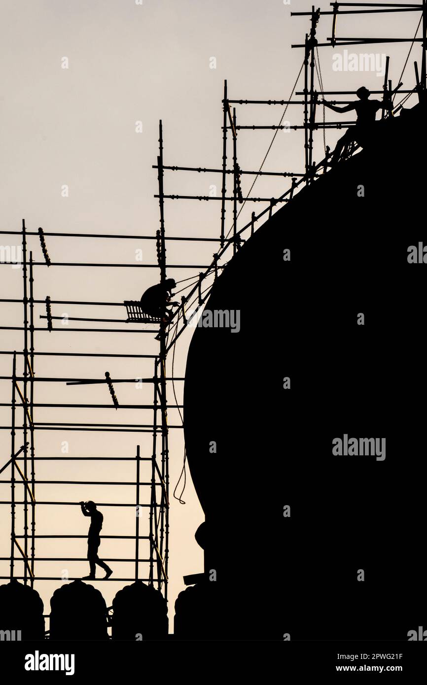 Workers on a Dome of the Jama Masjid, Delhi, India Stock Photo - Alamy