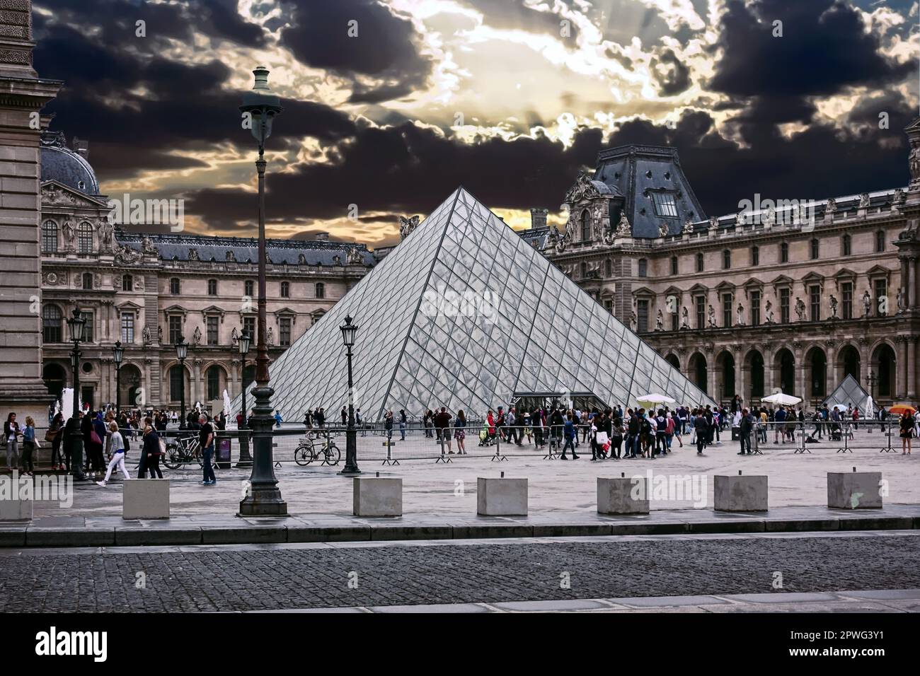 Glass pyramid structure hi-res stock photography and images - Alamy