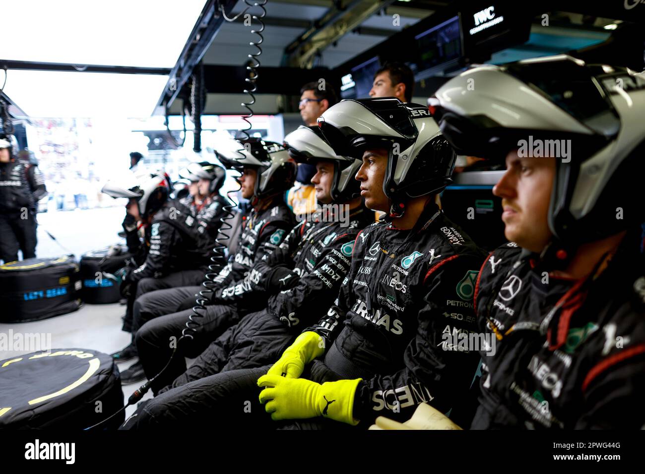 Mechanic mercedes formula one team hi-res stock photography and images ...