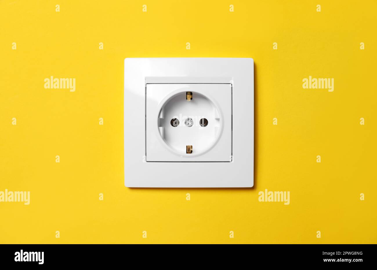 Single empty electric socket hi-res stock photography and images - Alamy