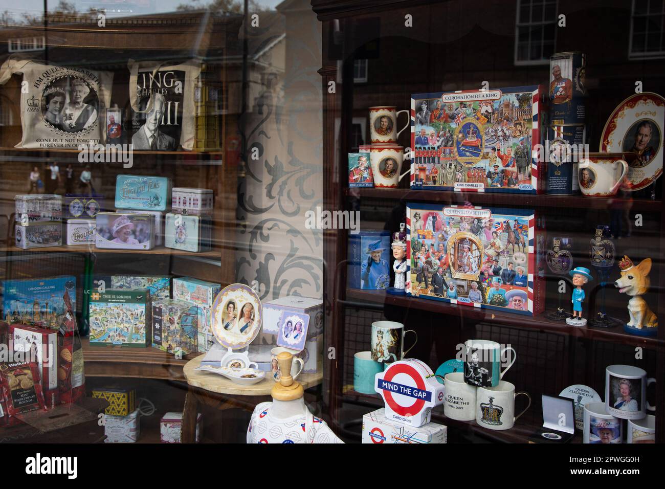 London, UK. 30th Apr 2023. A shop window displays gifts and merchandise ...