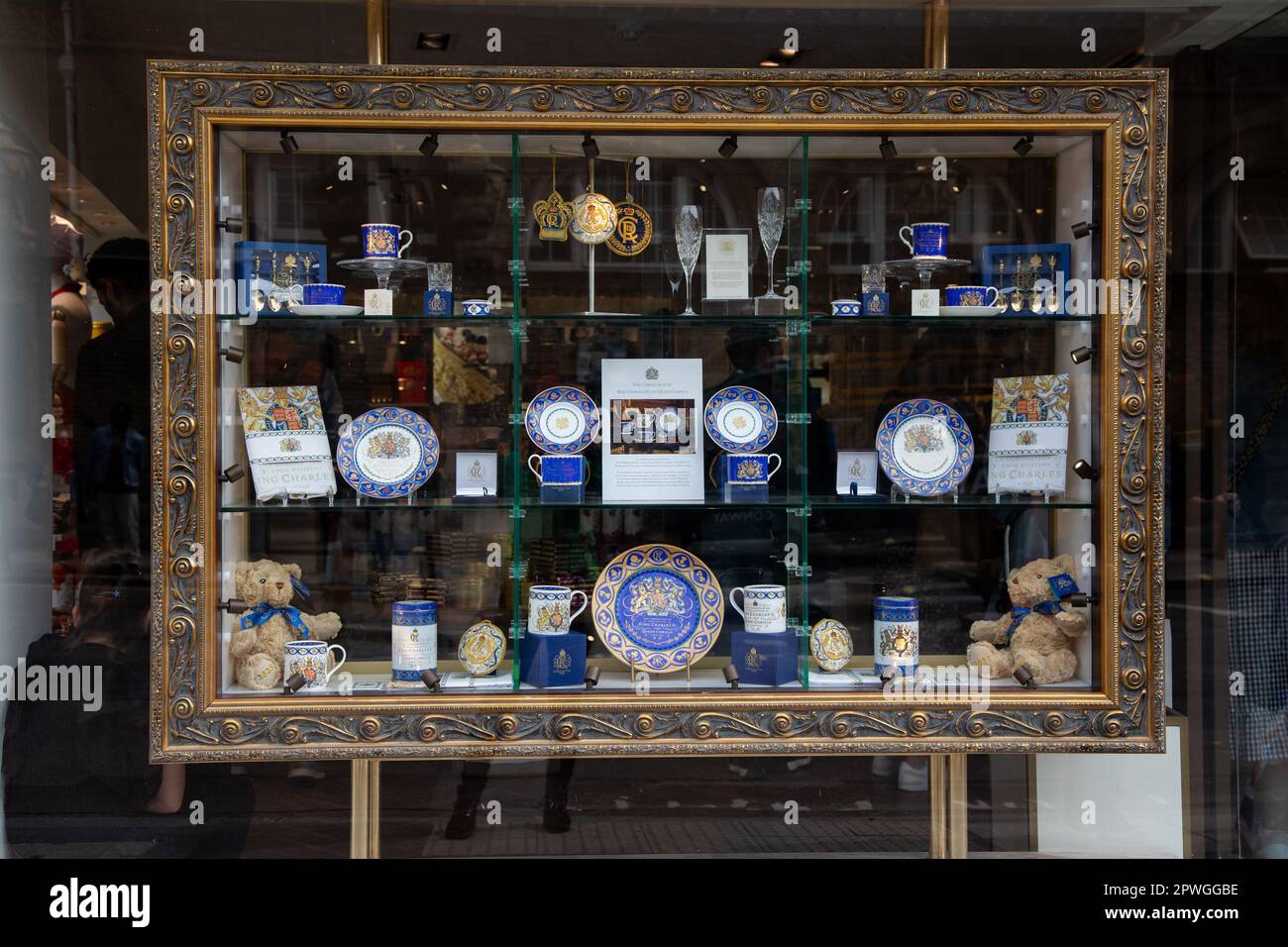 Coronation window displays hi-res stock photography and images - Alamy