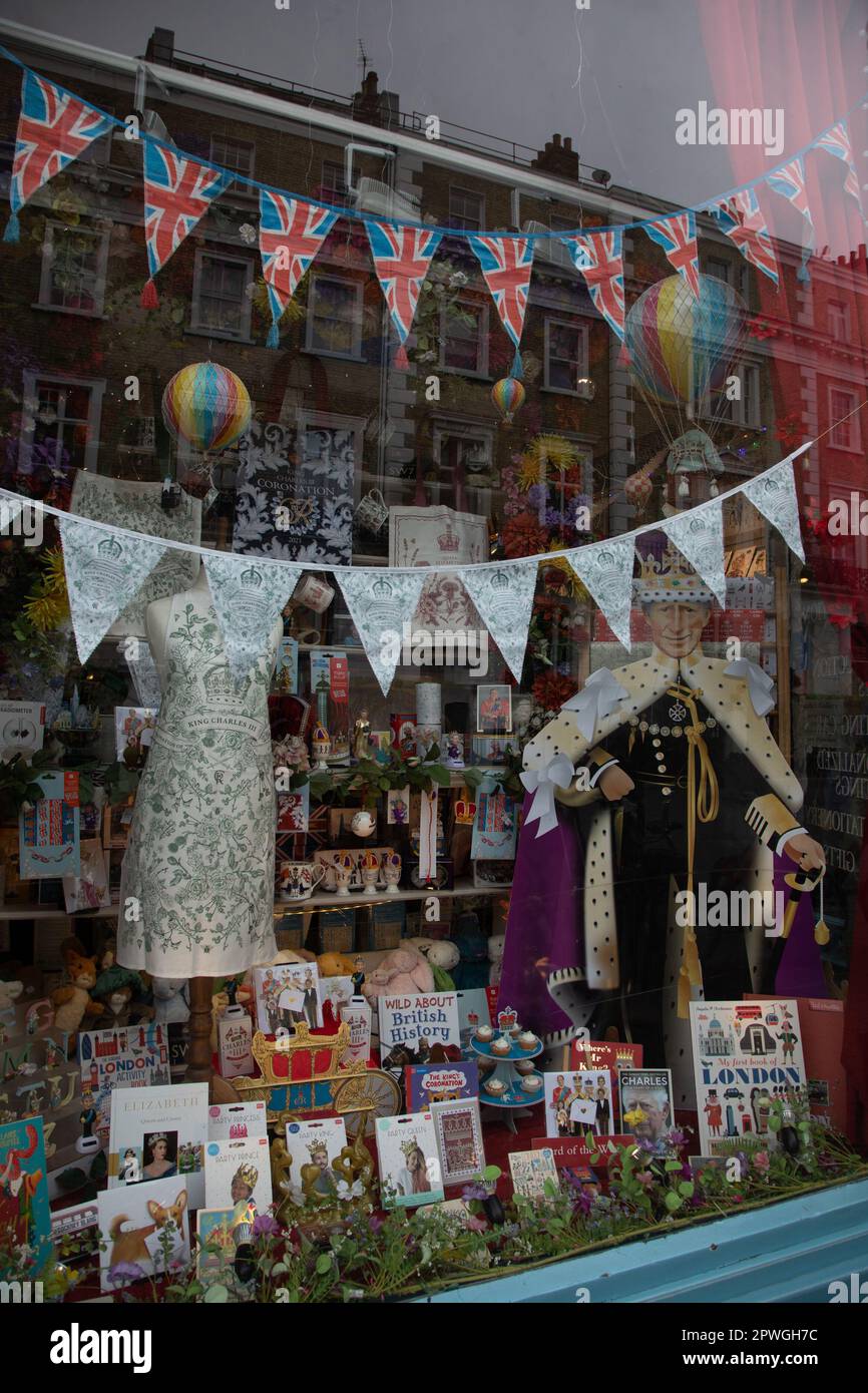 London, UK. 30th Apr 2023. A shop window displays gifts and merchandise ...