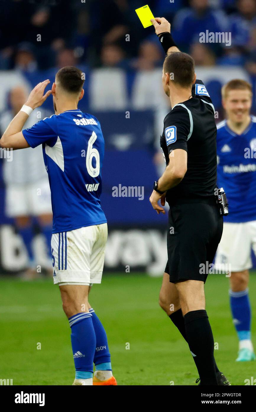 Zeigt die gelbe karte hi-res stock photography and images - Alamy